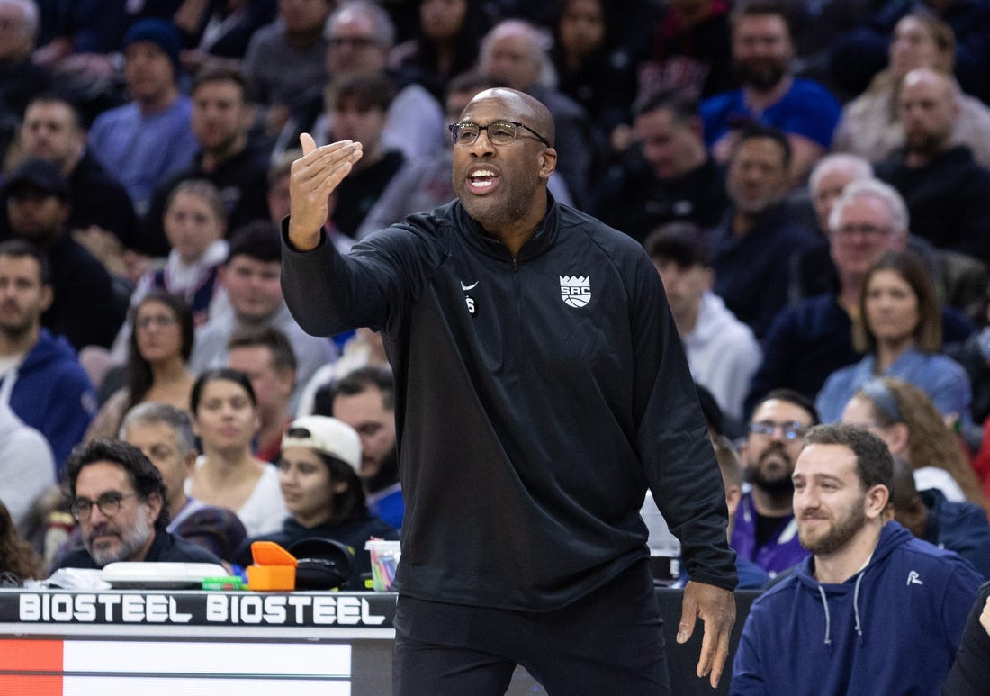 Kings coach Mike Brown enters NBA health and safety protocol - CWEB